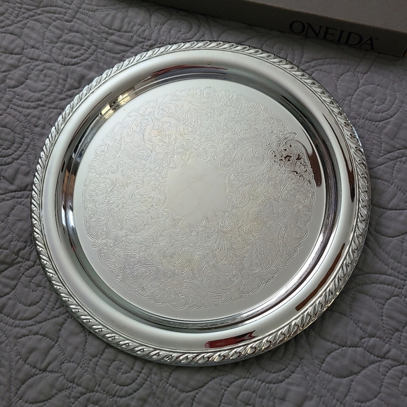 Oneida | Dining | Vintage Oneida 2 Silver Plated Maybrook Round Serving ...